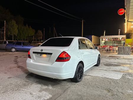 Nissan tiida srochna sotiladi