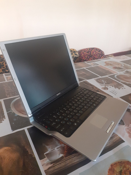 Ноутбук Sony Vaio srochno sotiladi