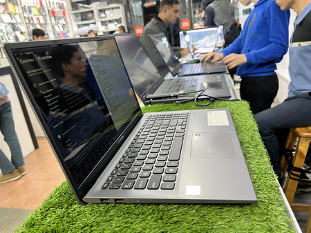 Asus Vivobook sensor i3-10gen 8GB/256GB SSD
