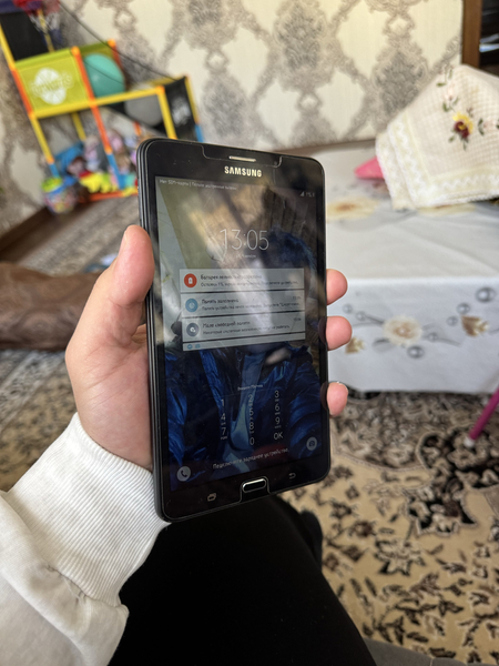 Planshet samsung sotiladi yangide turibdi