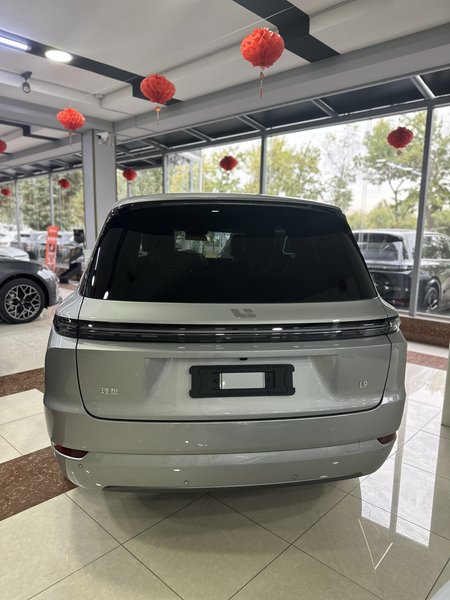 Lixiang L9 Ultra eng full salon rangi orange nalichida tayyor