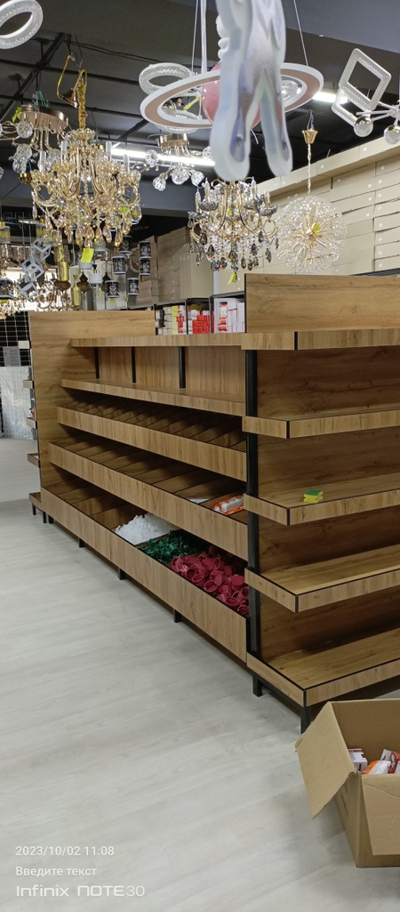 в магазине полка.