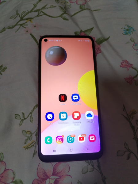 Samsung a 11 rangi qizil