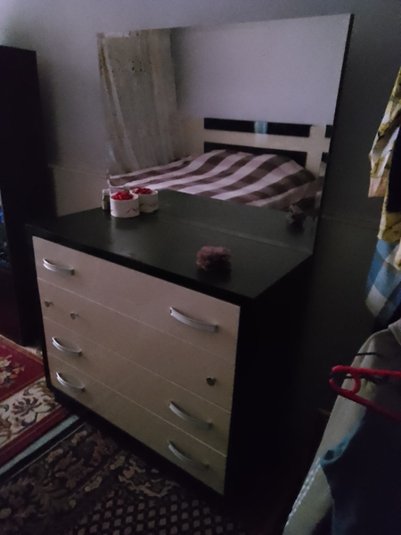 Spalni trimosi bilan srochno sotaman
