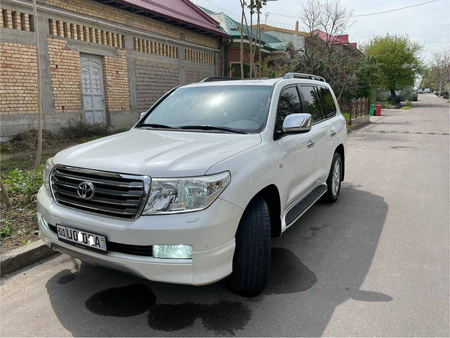 Продается Land Cruiser 200: Ваш идеальный спутник на дорогах!