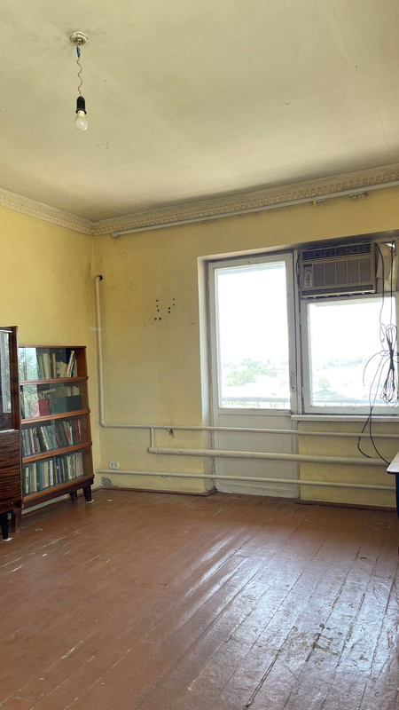 Продается квартира в центре Янгиюля.