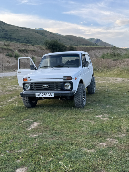 Niva 4x4 2121 Legenda sotiladi