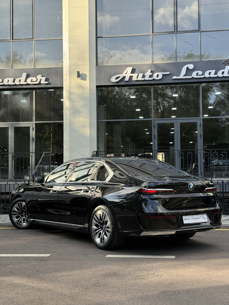 BMW   740i 2023 срочно