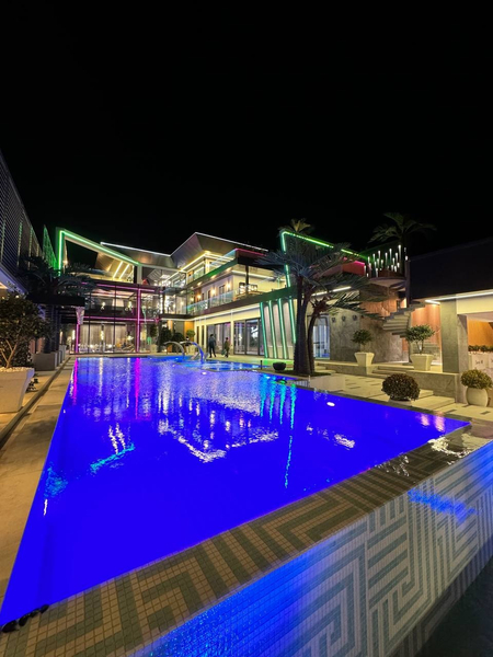 Чорбогда жойлашган Beverley Hills + 30 кишилик