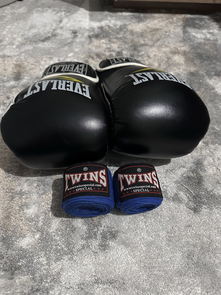 Боксёрские перчатки EVERLAST + бинт в подарок