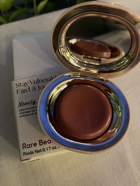 Румяна Rare beauty nearly neutral