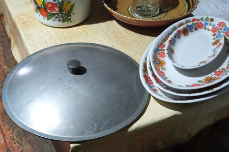 Раскладушка, кастрюли, дивандек, казан