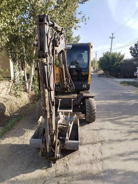 Ekskavator sotiladi shu raqamga tel qiling