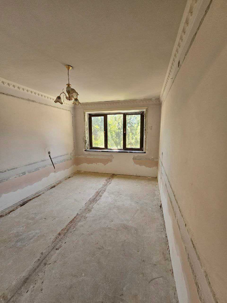 5 xonali 100m² 2-qavat uy sotiladi.
