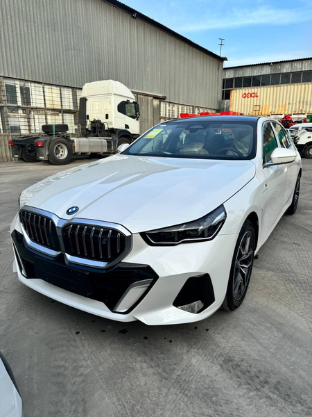 BMW i5 full pazitsa 2024 yil