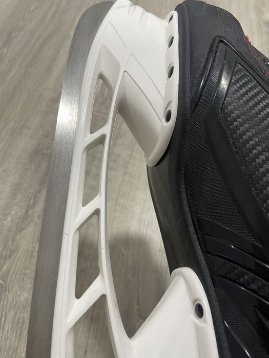 Продаю новые полупрофессиональные коньки BAUER