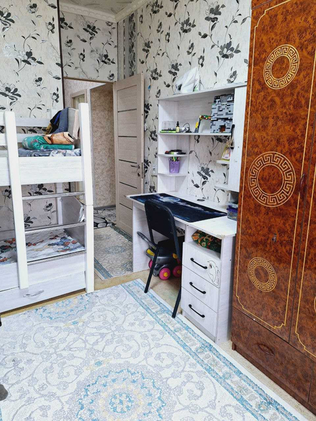 Срочно продаётся 3-ком. кв. в 10-микрорайоне (на против Карван базара)