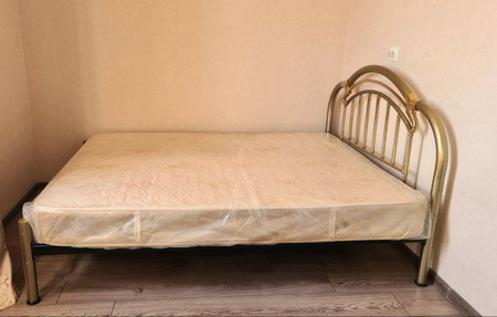 Продам. Кровать металлическая  с матрасом