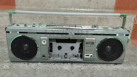 Продаю магнитофон SANYO.