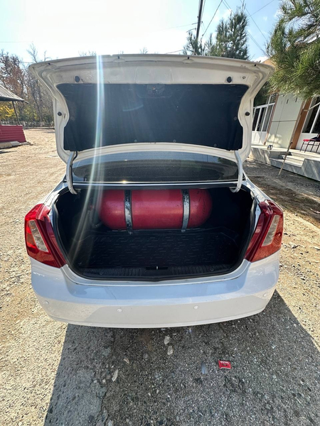 lacetti 1.8  srochna sotiladi