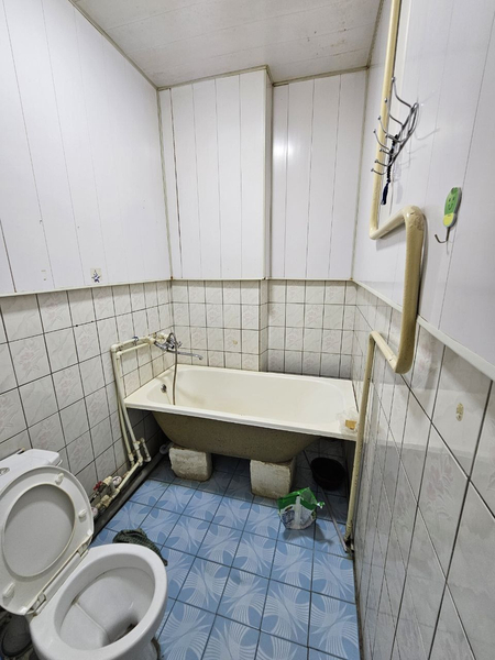 1 xonali 40m² + 20m² hovlichasi ham bor.
5 qavatli panelniy dom.
Manzi