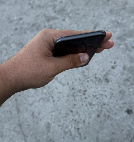 Iphone 11 sotiladi 64tali xolati yaxsh yomkst 79 usta kormagan