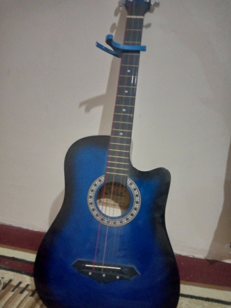 Akustik gitara sotiladi