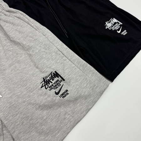 Шорты от бренда Stussy
