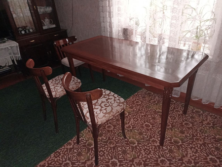 Продается стол со стульями