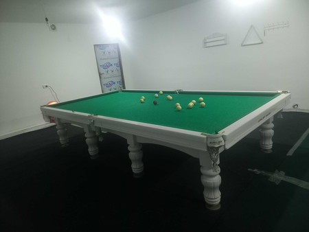 BILLIARD STOL sotiladi,FULL KOMPLEKT,3 kiy va billiard sharlari bilan