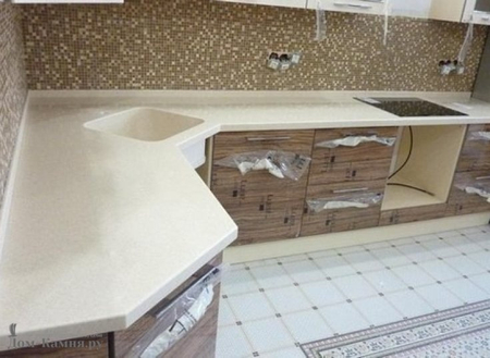 Столешницы на кухонные гарнитуры из кварца и акрила.