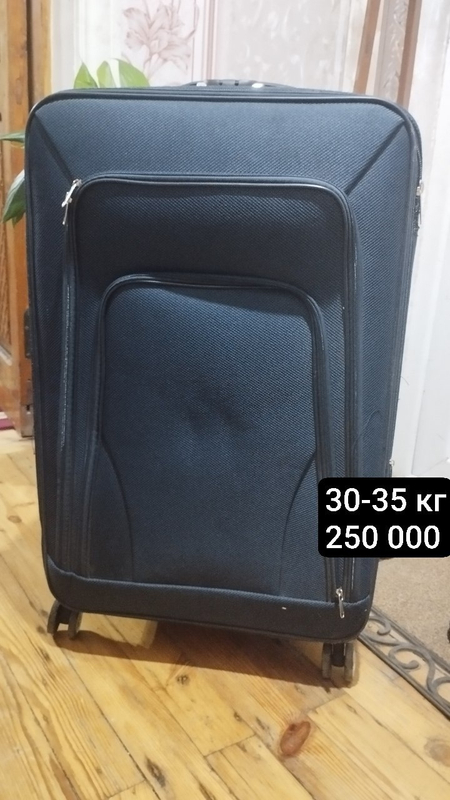 Чемодан разные прочный