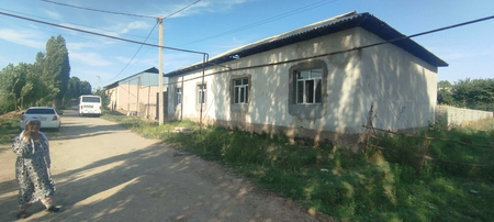 Hovli uy sotiladi