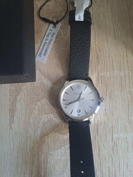 Щвейцарские часы victorinox swiss army женские