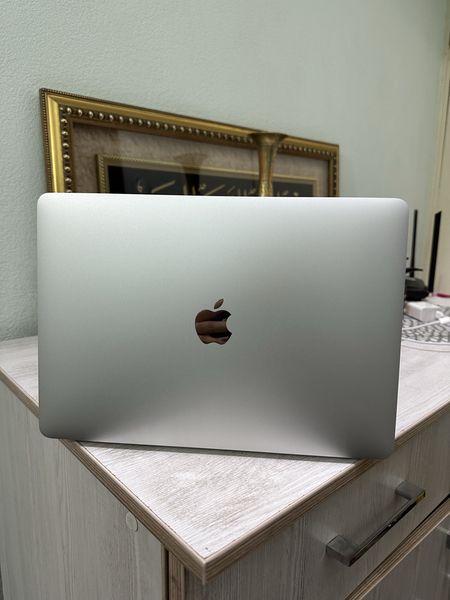Macbook pro 13 inch 2020 yil