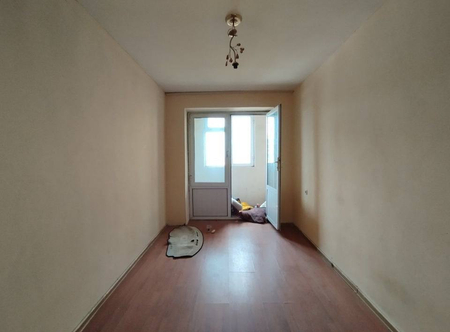 Продается 4х комнатная кв.5й этаж. 90м2. Микрорайон.