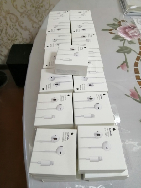 продам оригинальные коробки от EarPods Lightning (43 шт.)