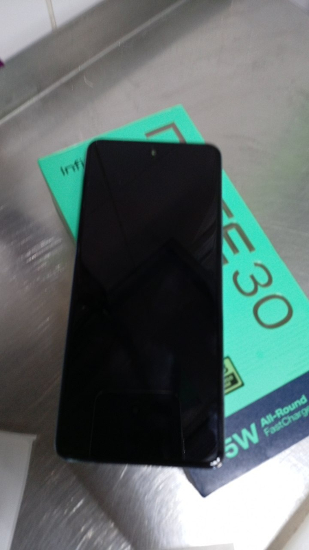Infinix note 30 holati zur ekrani kuygan