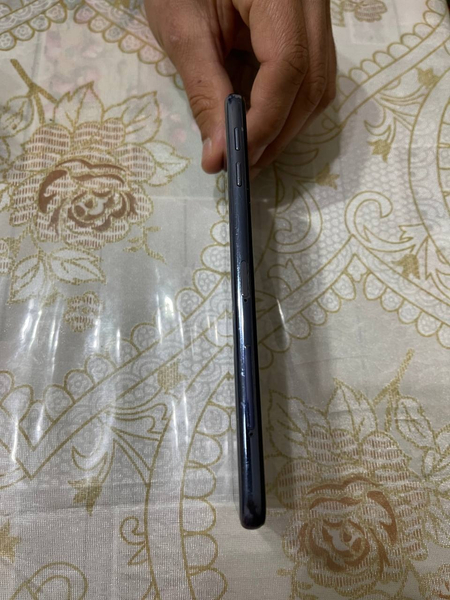 Samsung galaxy J6+ xotira32 sotiladi