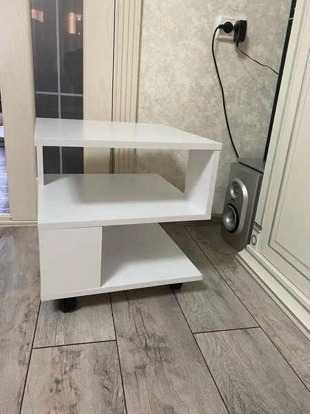 Компактный журнальный столик