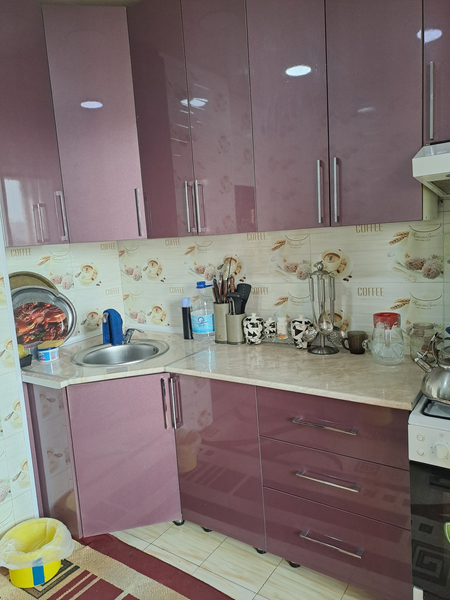 Продаю на Юнусабаде-13 4/8/9 за Хамкорбанком, перекрёсток 5я детская.