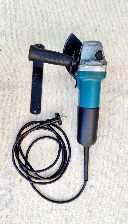 Фирменный болгарка Makita 9555 HN,,R