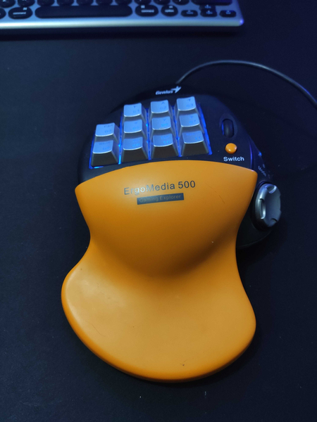 Геймерской клавиатуры Genius ErgoMedia 500
