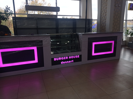 Барные стойки, стол кассира, стол для раздачи кофе и фастфуда. Ресепшн