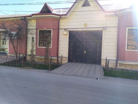 Hovli uy sotiladi