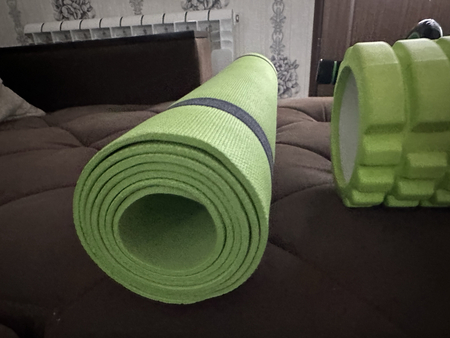 Спорт инвентарь(коврик для фитнеса, массажный ролик, ролик для пресса)