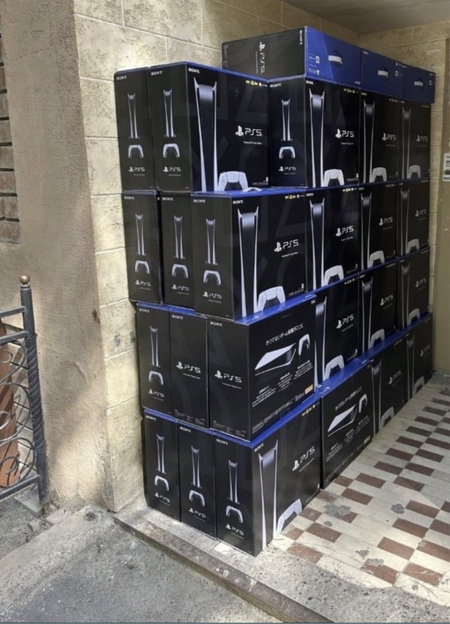 Playstation4 Pro 2TB 35 игр два джестика как на фото