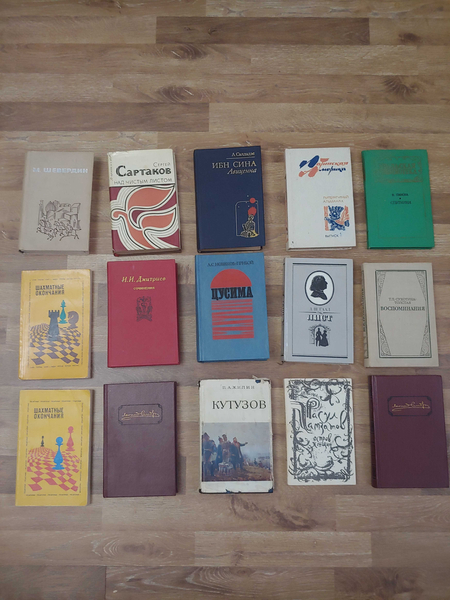 Книги разные по смыслу и содержанию.