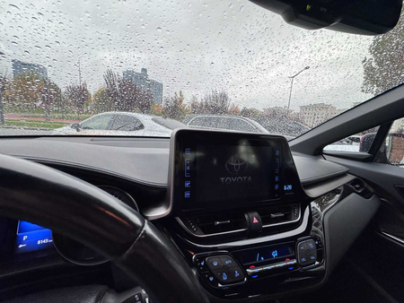 Автомобиль Toyota C-HR