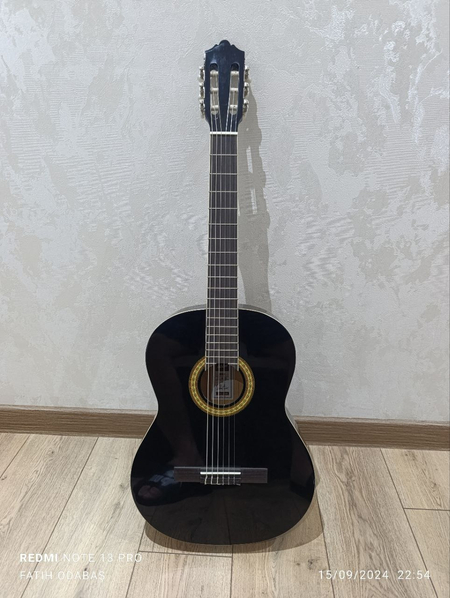 Gitara sotiladi! Manzil Qarshi qolgan malumotlar telda aytiladi